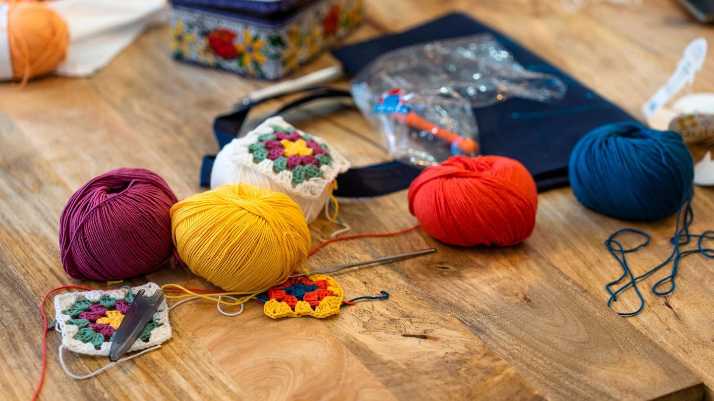 Knitting-Clubs: Sie stricken gemeinsam gegen die Einsamkeit | BRIGITTE.de