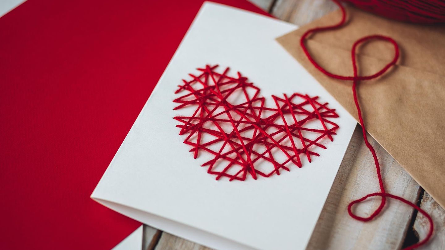 Valentinstagskarte basteln: einfach und herzlich | BRIGITTE.de