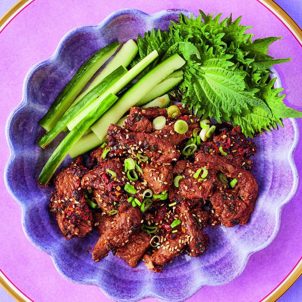 Bulgogi – Feuerfleisch mit Kimchi, Gurke und Shiso-Blättern | BRIGITTE.de