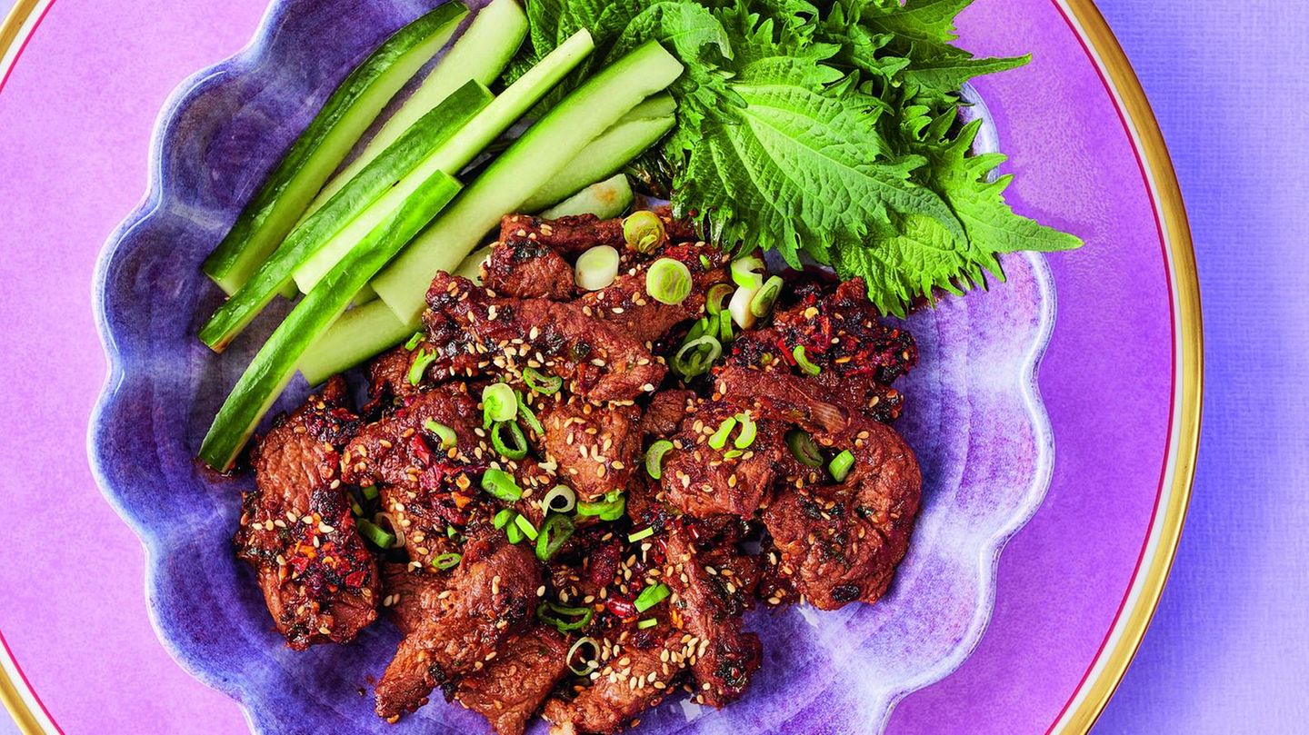 Bulgogi – Feuerfleisch mit Kimchi, Gurke und Shiso-Blättern | BRIGITTE.de