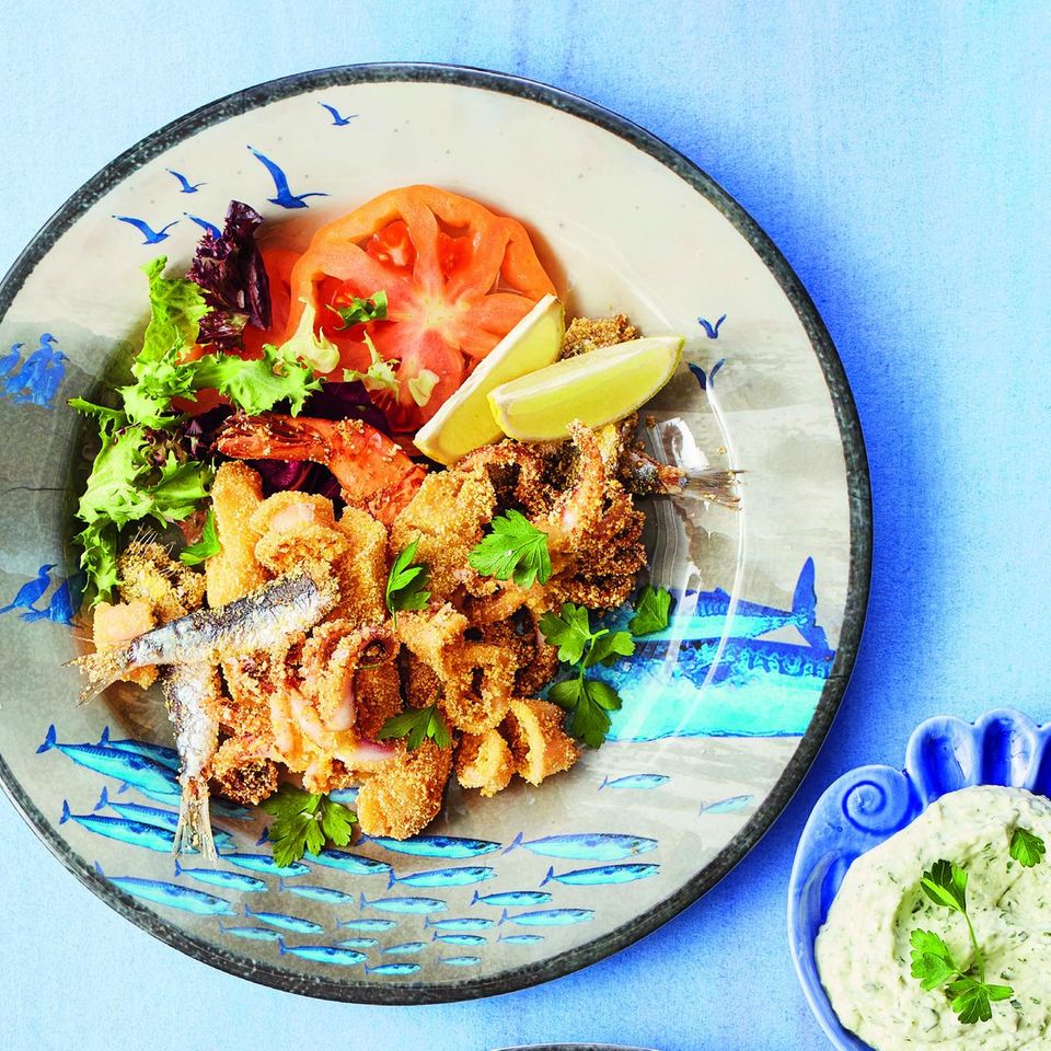 Frito Mixto de pescado – Frittierte Fische und Meeresfrüchte mit ...