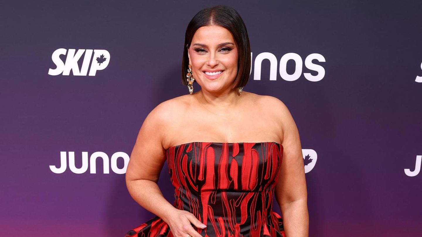 Mit heißem Comeback-Look steckt Nelly Furtado den roten Teppich in ...
