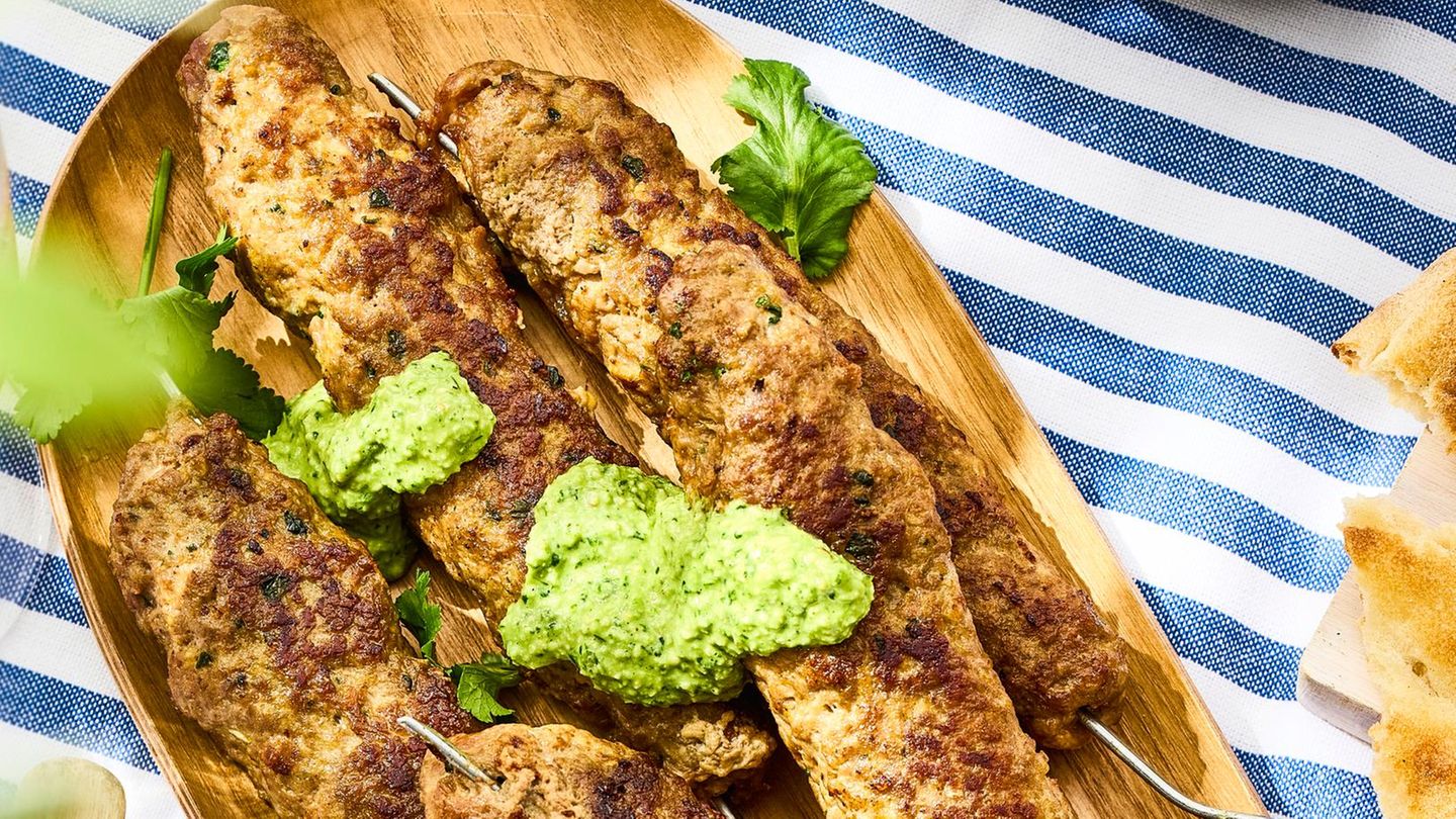 Curry-Hack-Spieße mit Koriander-Pesto | BRIGITTE.de