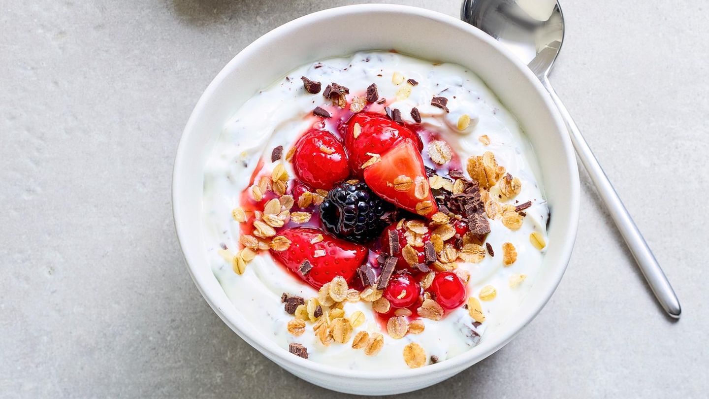 Stracciatella-Quark mit Beeren | BRIGITTE.de
