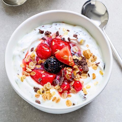 Stracciatella-Quark mit Beeren | BRIGITTE.de