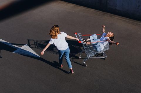 "Thank you, next": Kann man Freundschaften überkonsumieren? | BRIGITTE.de