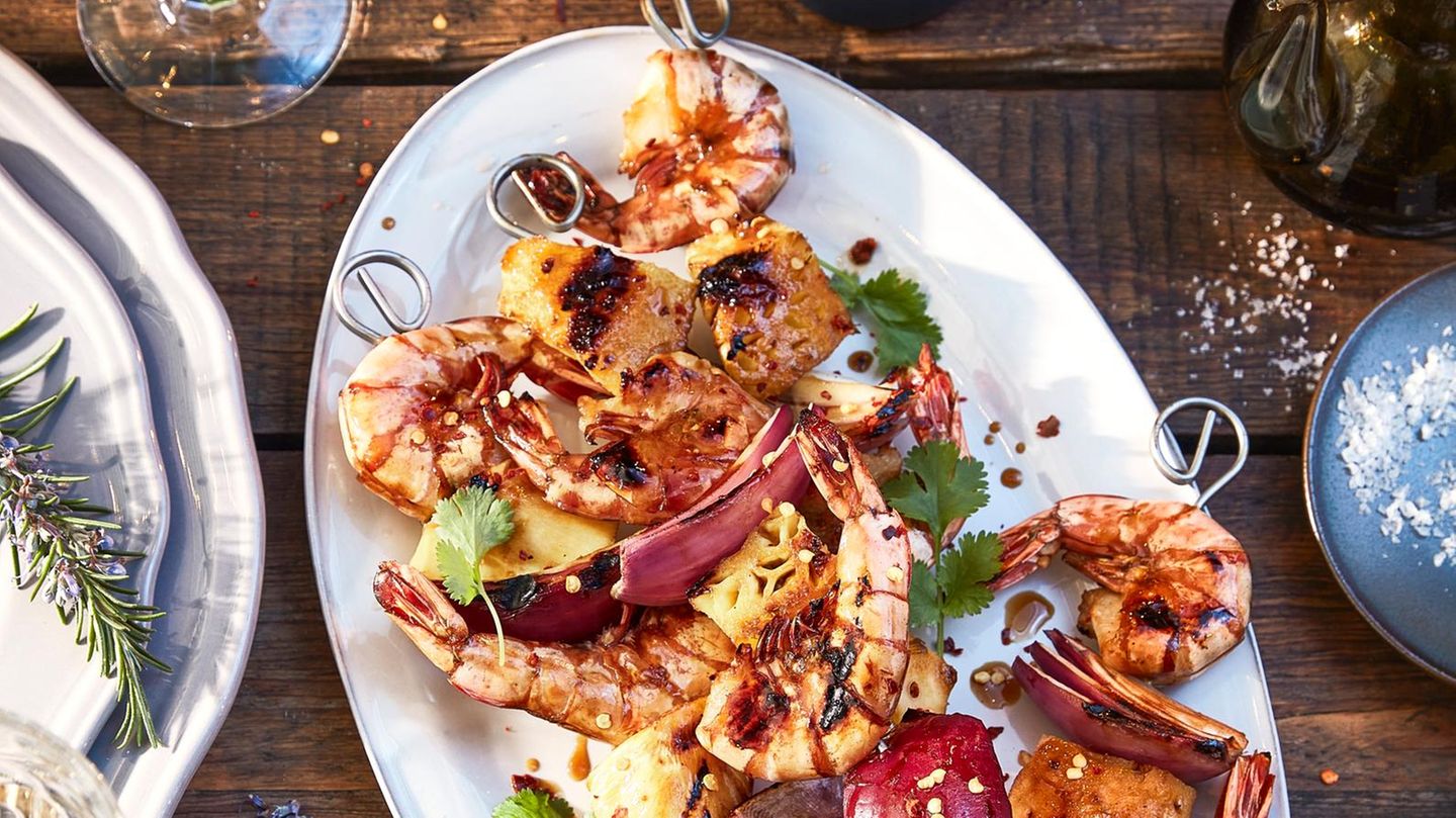 Ananas-Garnelen-Spieße und Rettich-Salat | BRIGITTE.de