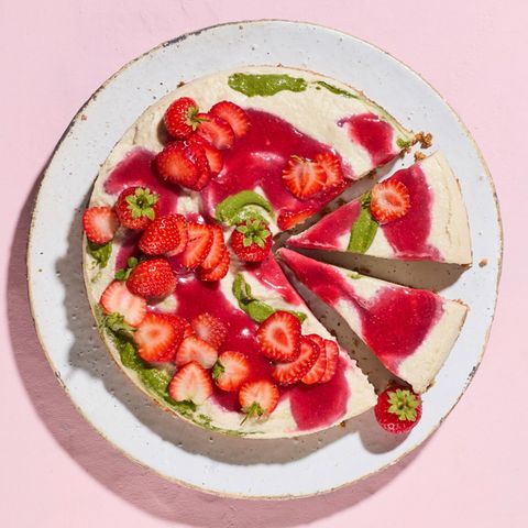 Erdbeer-Matcha-Swirl-Cheesecake | BRIGITTE.de