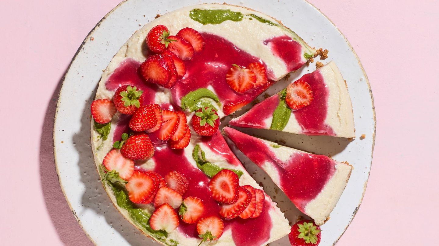 Erdbeer-Matcha-Swirl-Cheesecake | BRIGITTE.de