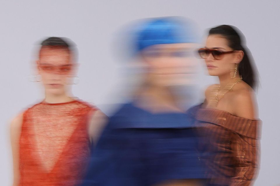 Studie belegt: Junge Menschen fühlen sich durch die Wahl ihrer Outfits ...
